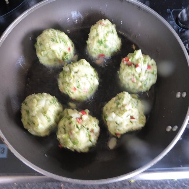Veggie Courgette Meatballs in a Curry Sauce | Recipe | SoCook